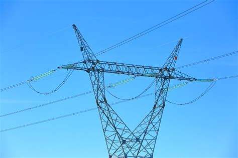 고전압 전기 폴 많은 절충 주의 라인의 전체 길이에 한 설정 강철에 대한 스톡 사진 및 기타 이미지 강철 겨울 계절 Istock