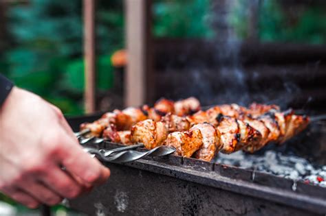 금속 꼬치에 구운 케밥 요리 바비큐에서 조리한 구운 고기 전통적인 동양 요리 쉬쉬 케밥 숯과 불꽃 피크닉 길거리 음식에 그릴 0