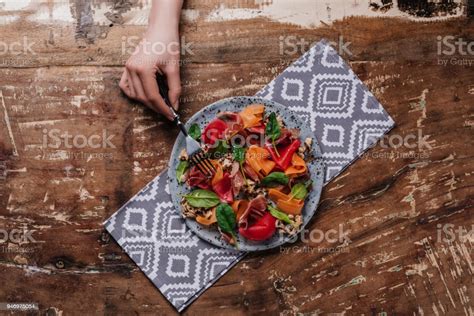 자른 인간의 손 잡고 포크와 맛 있는 샐러드와 홍합 야채와 자 몬의 총 건강한 식생활에 대한 스톡 사진 및 기타 이미지 건강한 식생활 고급 요리 고기 Istock