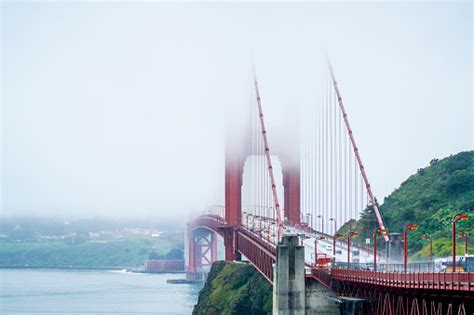 안개가 하루샌 프란 시스 코캘리포니아4 월 18 일 2017 샌 프란 시스 코의 골든 게이트 브리지 건축에 대한 스톡 사진 및 기타 이미지 Istock