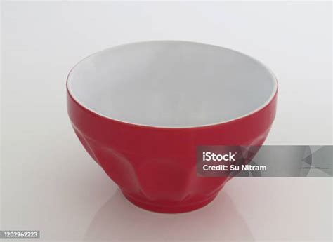 흰색 배경에 고립 된 우아한 빈 빨간 세라믹 그릇 빨간 도자기 컵을 닫습니다 측면 도면 0명에 대한 스톡 사진 및 기타 이미지 0명 공란 그릇 Istock