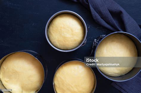 금속 냄비에 부활절 케이크 반죽 부활절 케이크를 굽기 전에 준비 0명에 대한 스톡 사진 및 기타 이미지 0명 건포도 금속 Istock