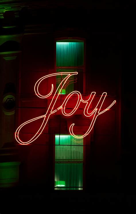 가벼운 간판 거리 사진 건축 공공 예술 기쁨 나이트 라이프 네온 네온 글로우 네온 도시 네온 배경 네온 사인