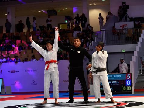 Жюү жицүгийн охид ДАШТ ээс таван медаль хүртэв Isee Mn