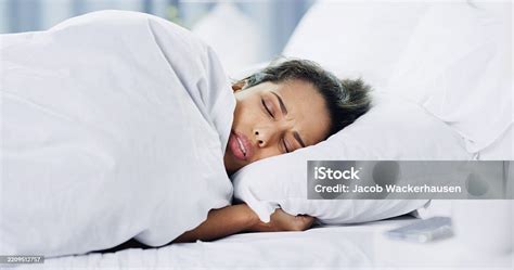 잠을 자고 나쁜 꿈을 꾸고 휴일이나 휴가에 걱정을 가지고 집에서 침대에 누워 있는 여자 찡그린 얼굴 피곤한 여성 임대 아파트의 침실에서 악몽과 함께 주말 동안 오후 낮잠을