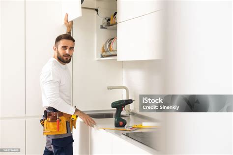 두 명의 핸디맨 유니폼을 입은 작업자 주방에 가구 및 장비 설치 실내에서 드라이버 사용 가구 수리 및 조립 개념 Diy에 대한 스톡 사진 및 기타 이미지 Istock