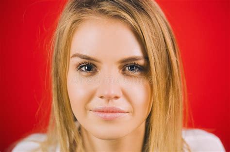 Portrait Sain De Peau De Visage De Femme Belle Jeune Salope Calme Avec