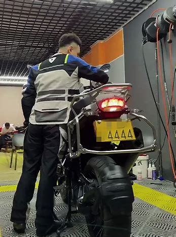 改天蝎排气的宝马R1250GS车价6位数车牌比车还吸睛 车家号 发现车生活 汽车之家