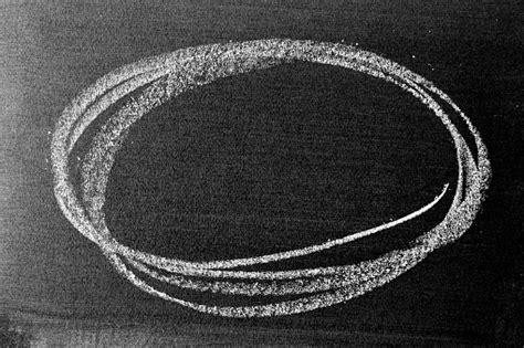 복사 공간이 있는 칠판 또는 칠판 배경의 원 모양으로 흰색 분필 손 그리기 0명에 대한 스톡 사진 및 기타 이미지 0명 거친 검은색 Istock