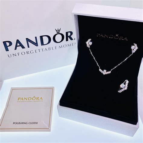 Jewelry Swarovski 💍💎 Хямдарсан үнэ 130 000 Үндсэн Үнэ 260 000 Сет хайрцаг тусдаа 15 000 Үүнд