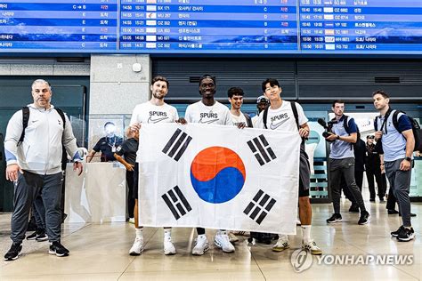 태극기 든 손흥민과 토트넘 선수들 연합뉴스