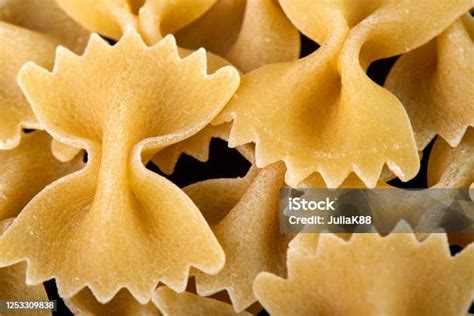 원시 파스타 스파게티 카넬로니 파팔레 캄파넬라 카바타피 콘킬라 페투치네 라자냐 페네 타글리아텔 검은 배경 0명에 대한 스톡 사진