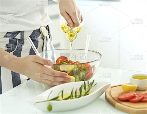 健康饮食，素食，节食和人们的概念 近距离观察年轻女子在家里用橄榄油调味蔬菜沙拉