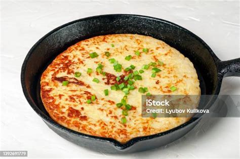 스위스 전통 요리 프라이팬에 감자 팬케이크 녹색 양파 클로즈업으로 장식 생감자에 대한 스톡 사진 및 기타 이미지 생감자