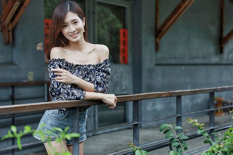 Голая баба на столе 94 фото