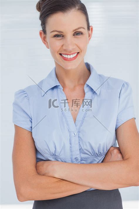 双臂交叉的女商人高清摄影大图 千库网