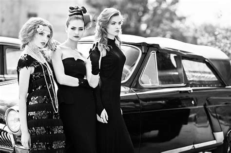 오래 된 클래식 빈티지 자동차 근처 복고풍 스타일의 드레스에 세 어린 소녀 갈색 머리에 대한 스톡 사진 및 기타 이미지 갈색 머리 고풍스런 교통수단 Istock