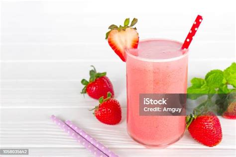 딸기 스무디 레드 다채로운 과일 주스 밀크 블렌드 음료 건강 한 고 단백 흰색 나무 바탕에 유리 음료 에피소드 아침에 맛 있는 맛 0명에 대한 스톡 사진 및 기타 이미지