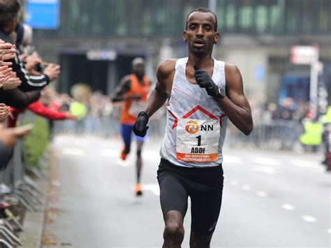 Bashir Abdi Stormt Naar Winst In Nn Rotterdam Marathon Olympische Limiet En Pr Voor Koen Naert