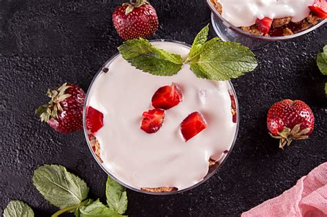 여름 케이크 인 유리 비스킷 마스카포네 휘핑 크림을 곁들인 딸기 스위트 체리 레이어드 사소한 바로 위에 대한 스톡 사진 및 기타 이미지 Istock