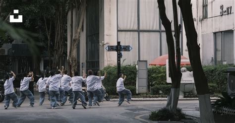 한 무리의 사람들이 거리를 달리고 있습니다 사진 Unsplash의 무료 사람 이미지