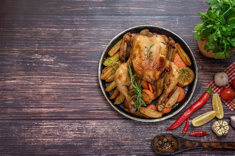 구운된 치킨 감자와 어두운 나무 배경에 접시에 야채 최고의 볼 수 있습니다 복사 공간 닭고기에 대한 스톡 사진 및 기타 이미지 닭고기 0명 감자 요리 Istock