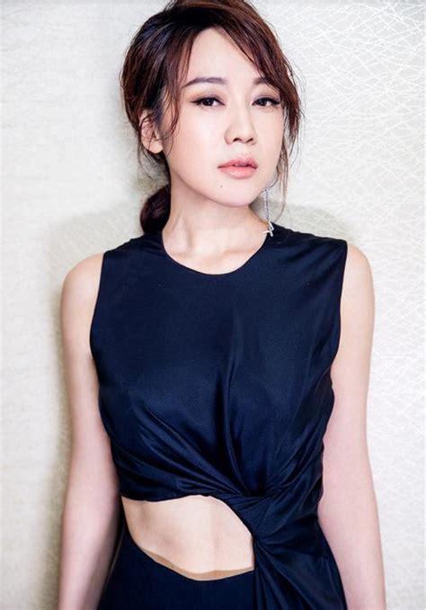 46歲閆妮性感高挑高清照片來襲，凍齡女神，真愛粉默默舔屏吧！ 每日頭條