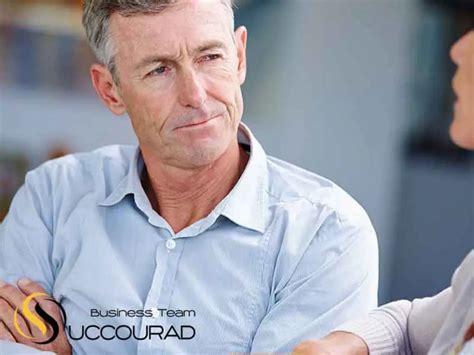 دست به سینه در زبان بدن مفهوم دست به سینه محکم در زبان بدن ساکوراد