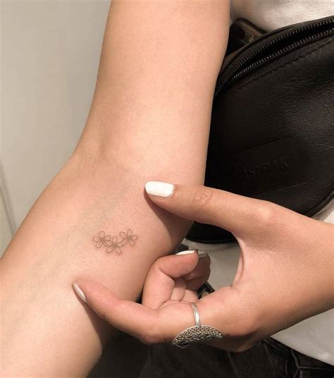 مدل تتو مینیمال دخترانه؛ ساده ترین و خاص ترین مدل های تتو مینیمال زنانه