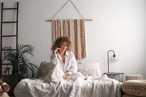 Mujer Joven Sentada En La Cama Por La Ma Ana Foto Premium