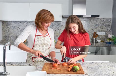어머니와 그녀의 딸 요리 함께 주방에서 샐러드를 준비 합니다 채식 가족 0명에 대한 스톡 사진 및 기타 이미지 0명 과일 농업 Istock