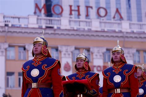 ФОТО Монгол бахархлын өдрийг тохиолдуулан Төрийн далбааг мандуулах ёслол өглөө 07 30 цагт