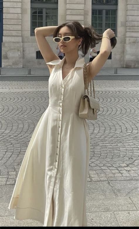 Девушка платье стиль Street Style фото в зеркало образ одежда в 2025 г Стильные