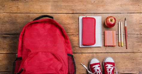 학용품이 있는 책상 나무 배경에 스튜디오를 촬영했습니다 사진 Unsplash의 필통 이미지