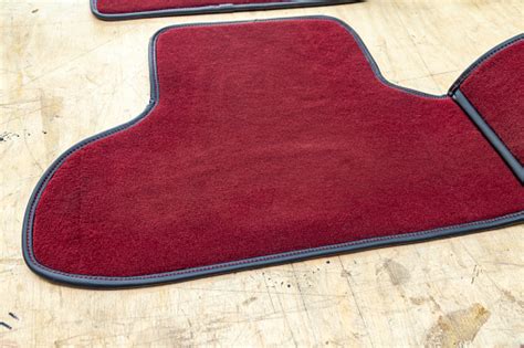 도구와 함께 인테리어 디자인 워크샵에서 차량의 전면과 후면 승객을 위한 양모에서 붉은 색의 자동차 3d 수 제 바닥 매트 매트