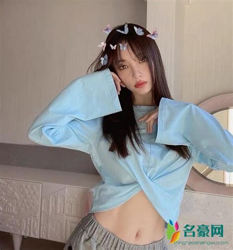 李小璐为网店当模特 大秀姣好性感身材令人羡慕 热点资讯 名豪网