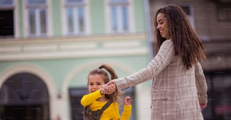 엄마와 함께하는 날 도시에서 딸과 함께 있는 아프리카계 미국인 어머니 사진 Unsplash의 세르비아 이미지