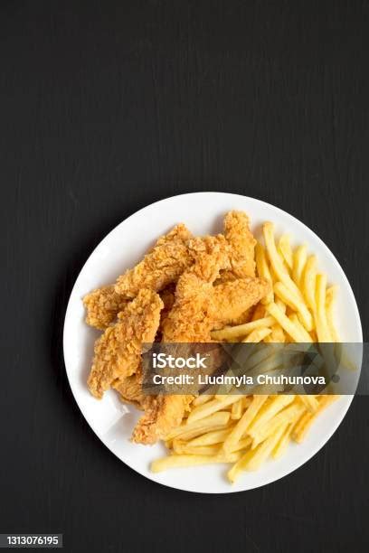 검은 표면에 흰색 접시에 집에서 만든 바삭한 치킨 텐더와 감자 튀김 상단 보기 텍스트 공간입니다 0명에 대한 스톡 사진 및 기타 이미지 Istock