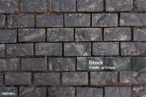 올드 타운의 오래된 조약돌 타일 질감 도시 포장 배경입니다 추상 화강암 돌 벽돌 패턴입니다 거리 보도 텍스처 0명에 대한 스톡 사진 및 기타 이미지 Istock