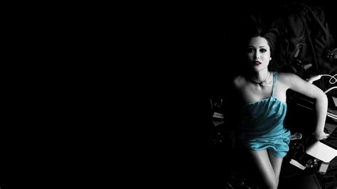 Девушки на темном фоне обои стильные изображения 113 фото