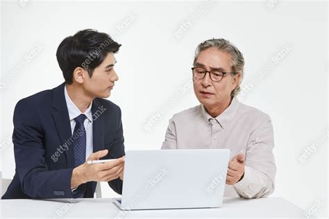 한국인 비즈니스 설명 안내 컨셉 영업사원 판매업 보험설계사 금융직 커뮤니케이션 판매업 전문직 대화 대화 말하기 이미지 Jv11956471