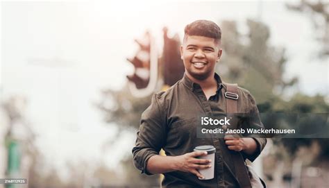 남자 미소와 직장에서 출퇴근 생각 및 여행 아이디어에 대한 커피와 함께 도시를 걷습니다 인도 남자 에스프레소를 마시며 사무실로 가는 행복하고 도시적인 여행 길을 건너고