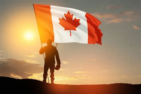 Soldado Del Ej Rcito De Canad Con Bandera De Canad En Un Fondo De
