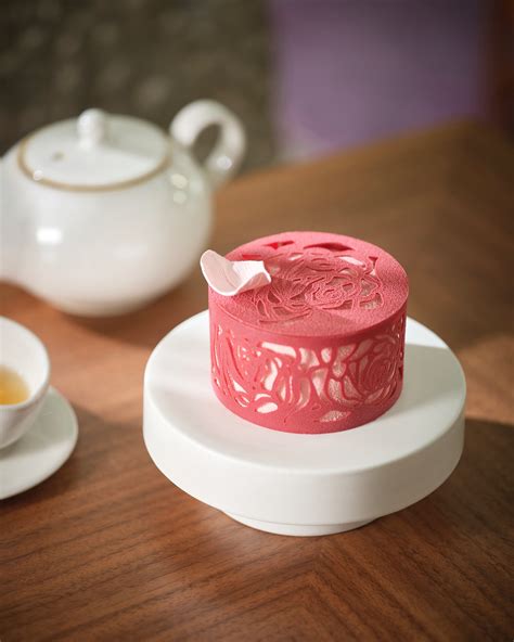 Park Hyatt Seoul 파크 하얏트 서울 겨울철 가장 신선한 딸기로 만들어진 시그니처 케이크 한 입 가득 느껴지는 제철 과일의 달콤한 매력 🍓 지금 바로 더