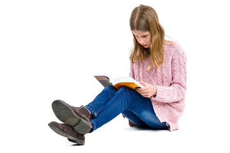 십대 금발 소녀는 앉아서 그녀의 학교 도서관에서 흥미로운 책을 읽고있다 아이에 대한 스톡 사진 및 기타 이미지 아이 앉음 흰색 배경 Istock