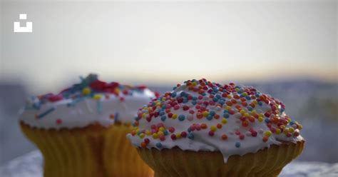 위에 흰색 아이싱을 얹은 컵케이크 사진 Unsplash의 무료 부활절 이미지