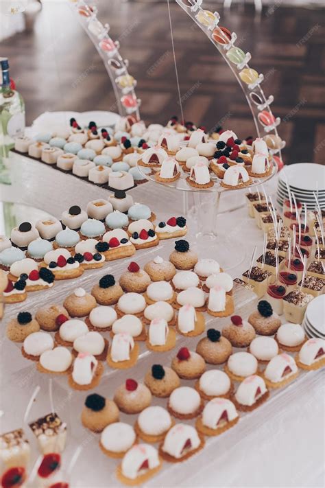Deliciosos Postres Cremosos Con Frutas Macarons Pasteles Y Galletas En La Mesa En La Recepción