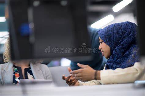 Programming Muslim Woman Stock Image Image Of Distancing 178173217