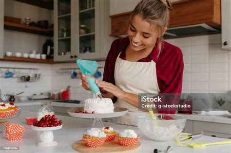 부엌에서 케이크를 장식하면서 휘핑크림을 바르는 자신감 넘치는 여성 페이스트리 셰프 부엌에 대한 스톡 사진 및 기타 이미지 부엌 빵과자류 빵집 Istock
