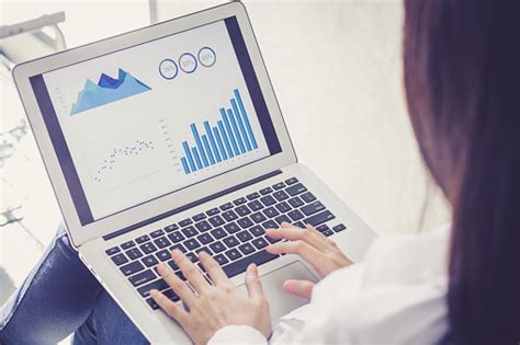 근접 촬영 비즈니스 여자 재무 분석 및 노트북 데이터를 기획 입력 및 성공 비즈니스 개념에 대 한 컴퓨터 통계와 그래프를 보고와